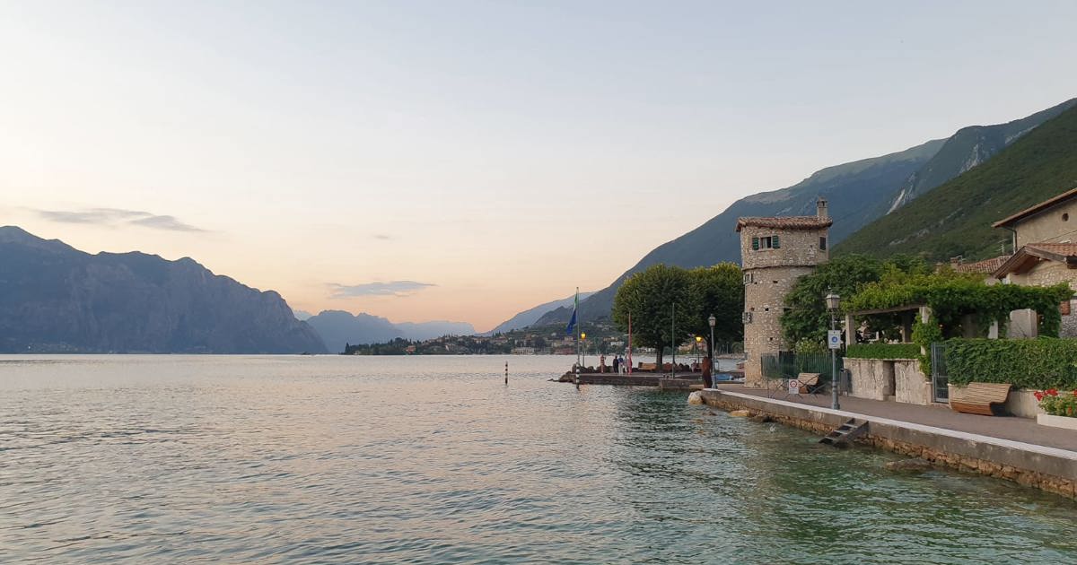 Cassone, antico pittoresco borgo di pescatori e fiume più corto del mondo